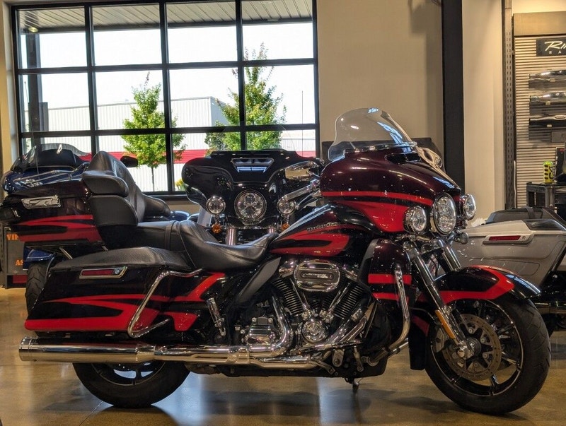 2017 Harley-Davidson® CVO™ Limited Black Garnet & Electric Red P ...