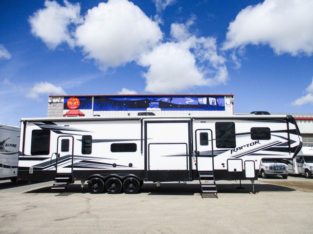 13’ Garage w/ Tons of Storage, Sleeps 7 for $233 wk | Travel Trailers ...