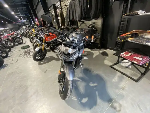 2025 Triumph Street Triple 765 RS Silver Ice | Street, Cruisers ...