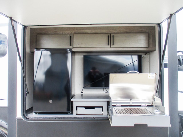 13’ Garage w/ Tons of Storage, Sleeps 7 for $233 wk | Travel Trailers ...