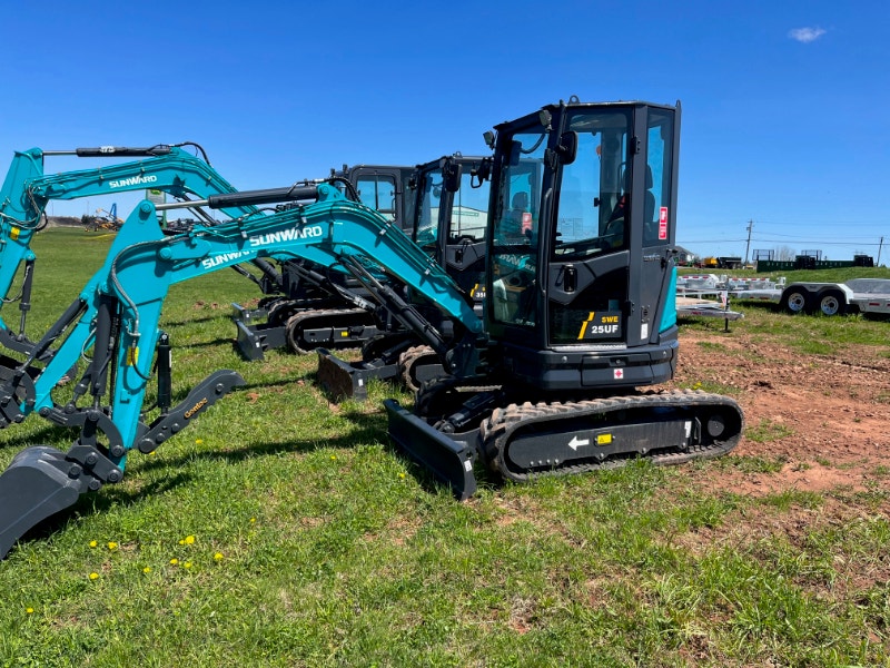 **BLOW OUT** SUNWARD 2.5 TON Mini Excavator | Heavy Equipment ...