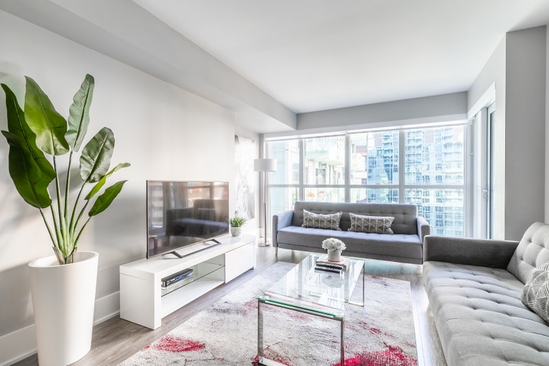Beautiful 1BR Condo with CN Tower View,Parking&Prime Loation | Long ...