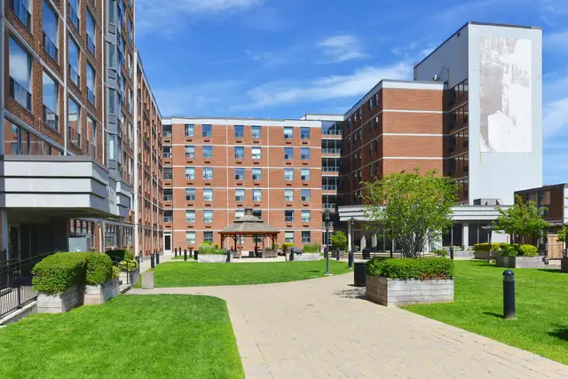 Renovated studio, Queen and Niagara - ID 4318 | Long Term Rentals ...