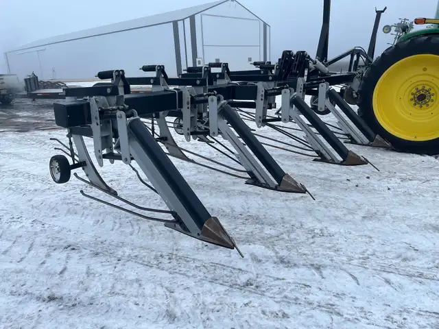 Elmers Rear HD 3pt 12 Row Bean Cutter | Farming Equipment | Winnipeg ...