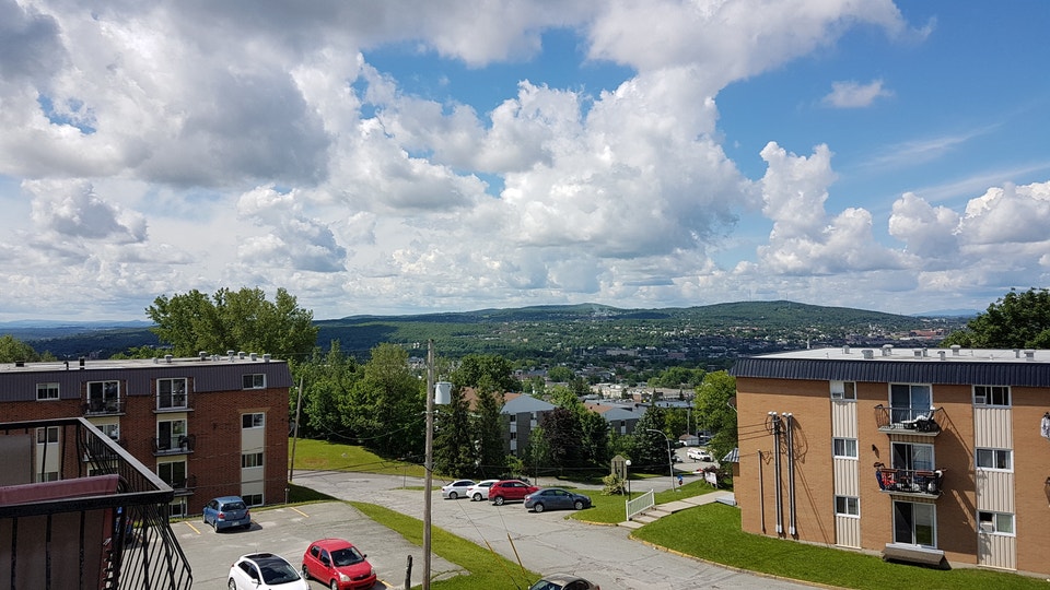 3 1/2 - Situé près du Cégep de Sherbrooke et du CHUS | Long Term ...