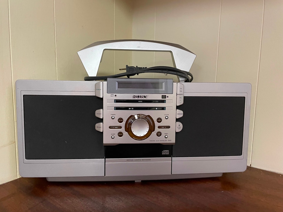 SONY BOOM BOX. CD, CASSETTE AND RADIO. POWERFUL COMPACT SPEAKER ...