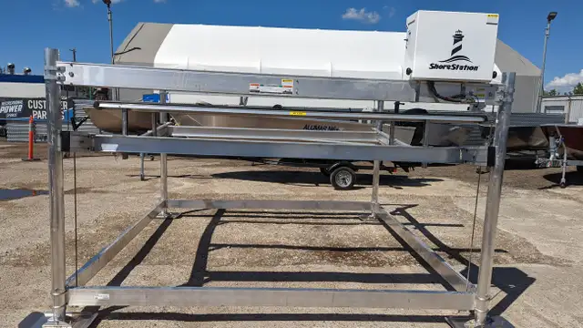 2026 ShoreStation 4000LB Hydraulic Boat Lift | Powerboats & Motorboats ...