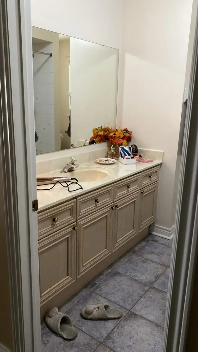 Furnished Rm Queen Bed Det House $800 Nr Erin Mill Town Ctr | Room ...