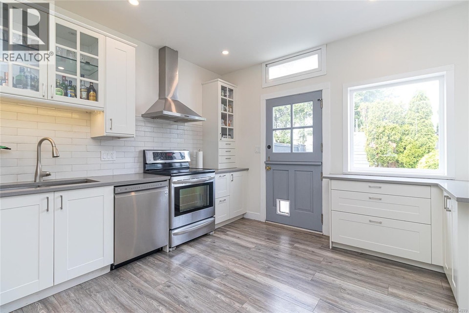 3184 Millgrove St Saanich, British Columbia | Houses for Sale ...