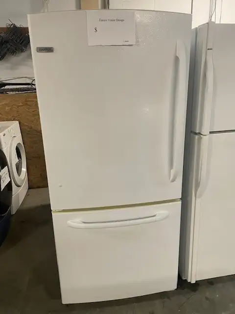 Réfrigérateur blanc 30'' congélateur en bas Moffat | Refrigerators ...