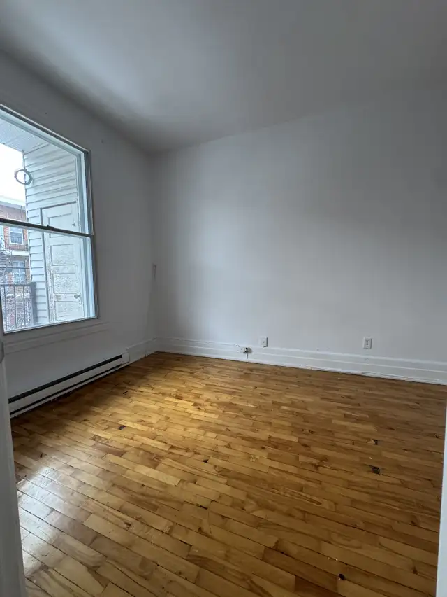 Verdun - Beau 3 1/2 au 2e Étage - Électroménagers Inclus | Long Term ...