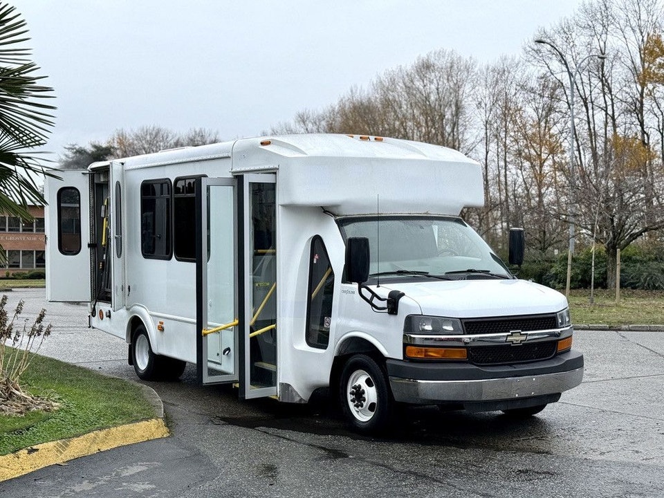 2015 Chevrolet Express 4500 11 Passenger Bus with Wheelchair Lif ...