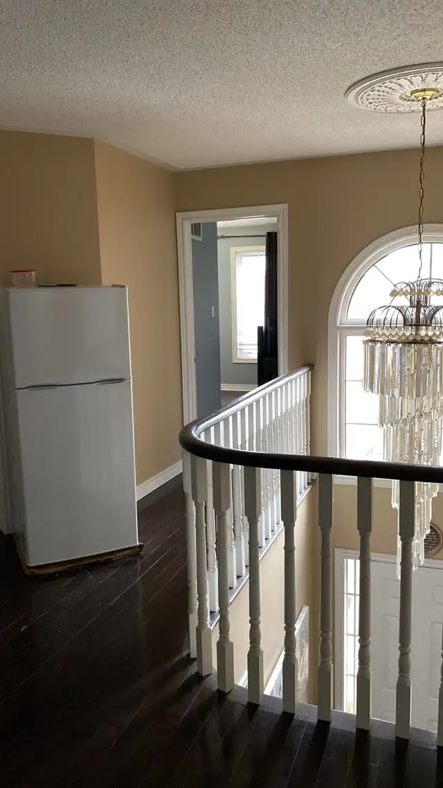 Furnished Rm Queen Bed Det House $800 Nr Erin Mill Town Ctr | Room ...