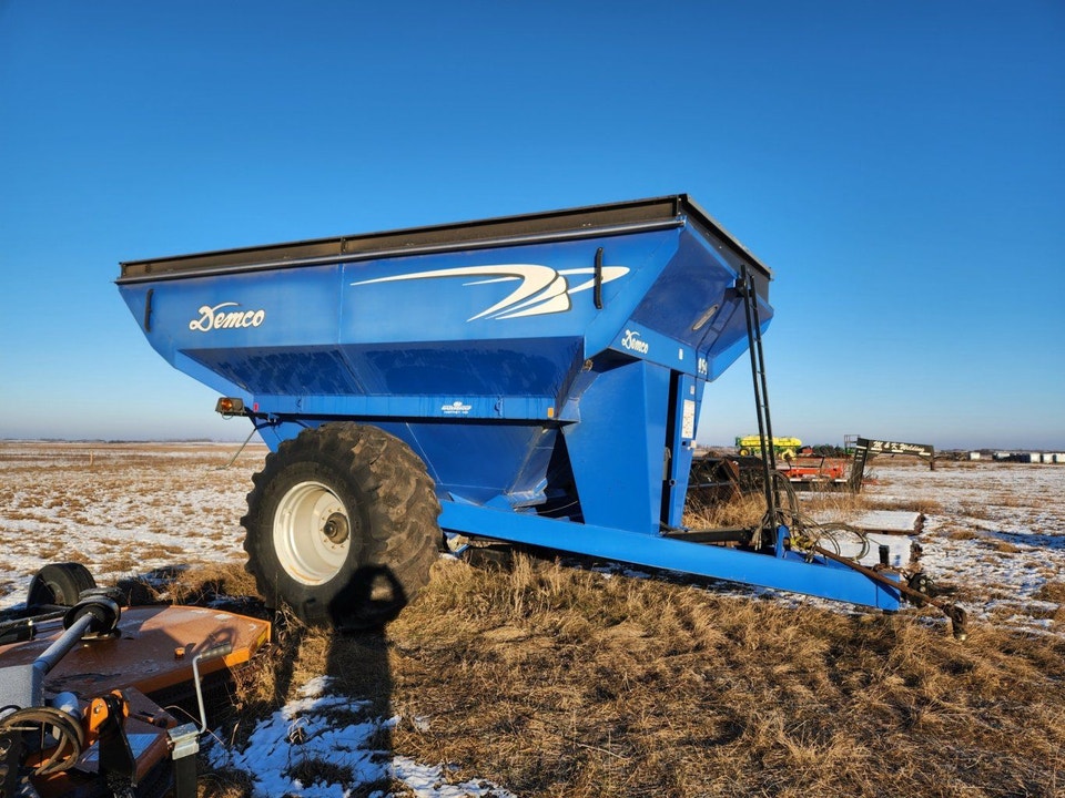 Used Demco 850 Bushel Grain Cart | Farming Equipment | Winnipeg | Free ...