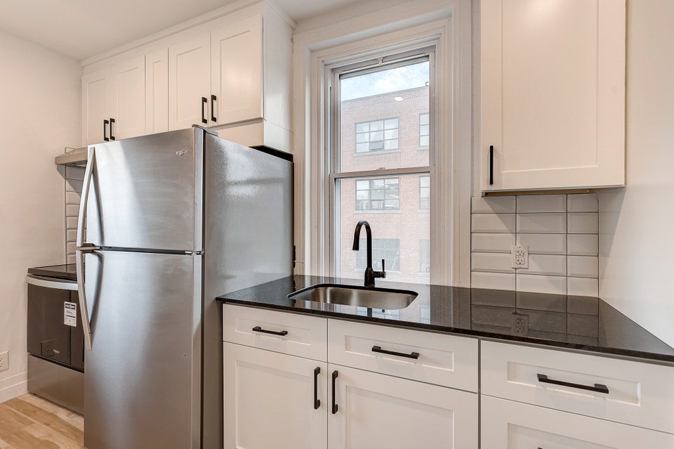 Grand 1 chambre 100% rénové, metro frontenac, electros neufs inc | Long ...