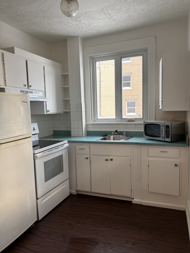 Beau grand 2 1/2, 1er étage Limoilou, semi-meublé LIBRE | Locations ...