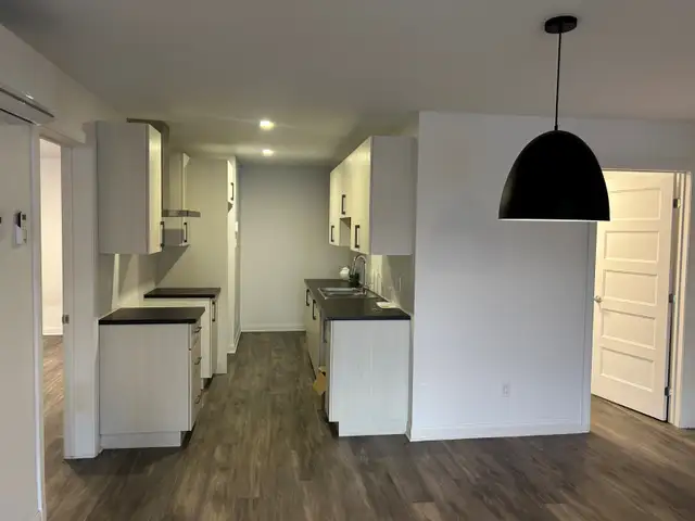 Condo 4½ Luxueux – Grande Fenestration – Stationnement | Long Term ...