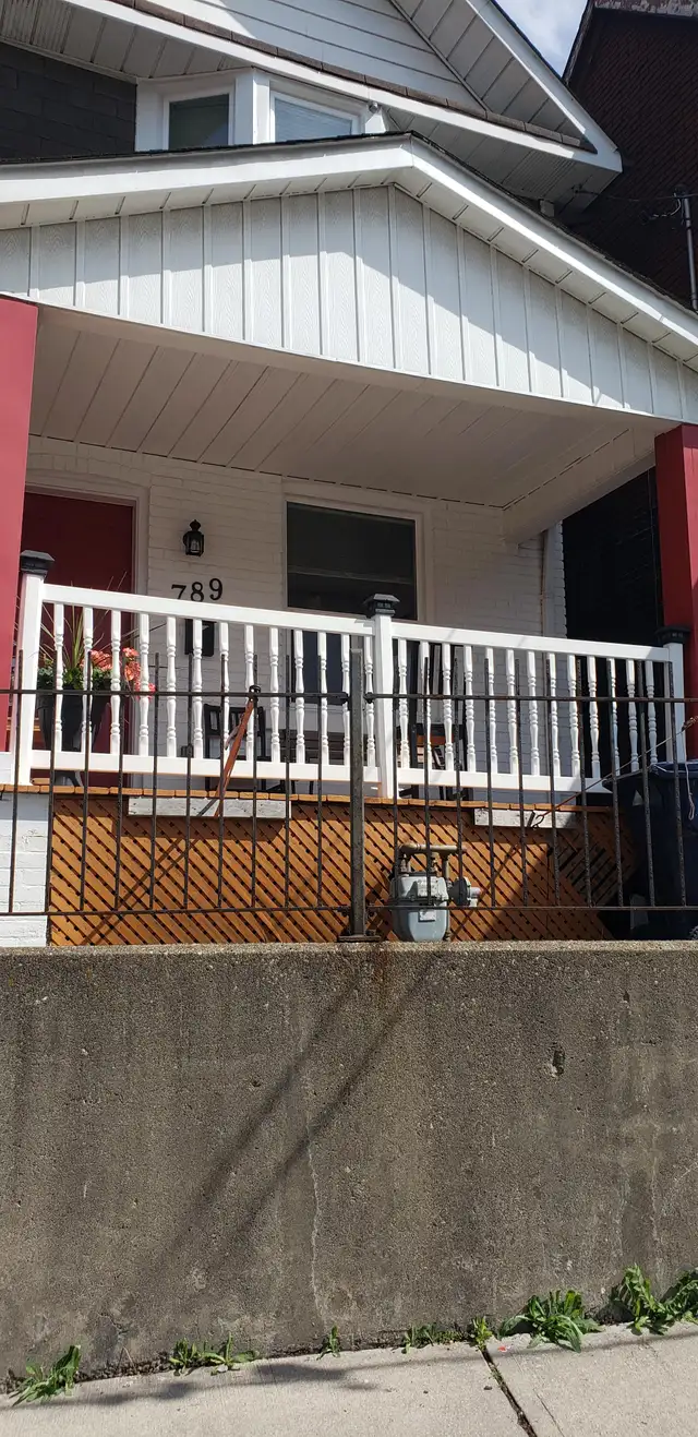 Upper-level level 2 bedroom apartment | Long Term Rentals | City of ...