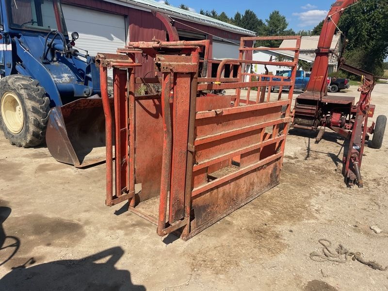 Cattle Head Gate Squeeze Chute | Farming Equipment | Stratford | Free ...