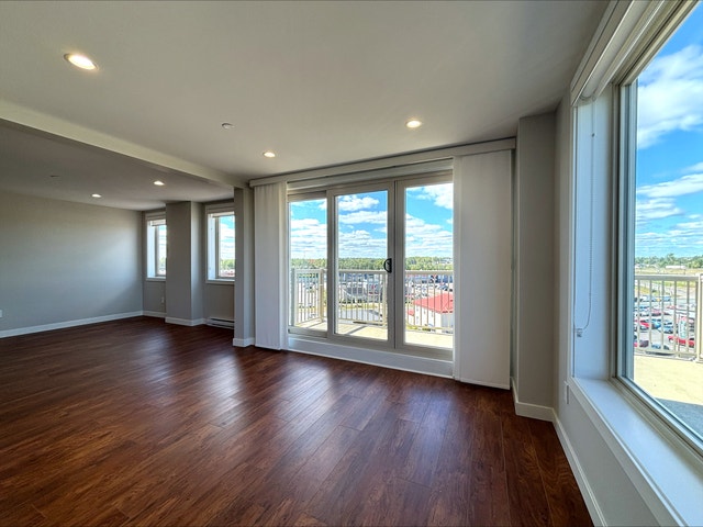 Emma Place - Luxurious corner apartment, 2 bed/2 bath !!! | Long Term ...