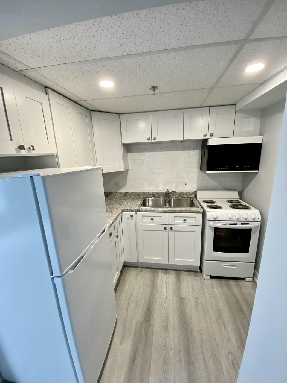 Modern, Bright & New Bachelor Unit in Downtown Sydney | Long Term ...