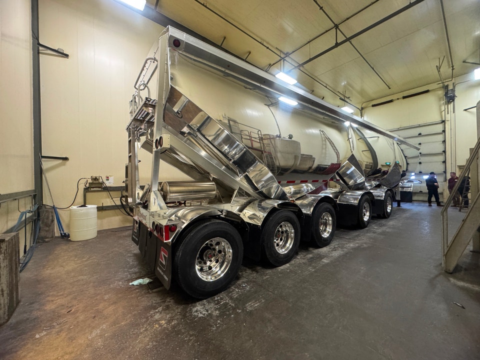 Diamondback 5 Axle GRAIN HOPPER Trailer | Heavy Trucks | Kitchener ...