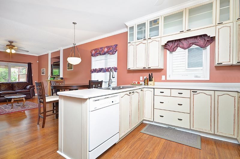 Luxurious & Bright Room Rentals, Walk to CHEO/General Hospital | Room ...