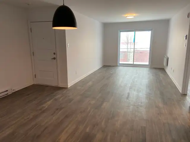 Condo 4½ Luxueux – Grande Fenestration – Stationnement | Long Term ...