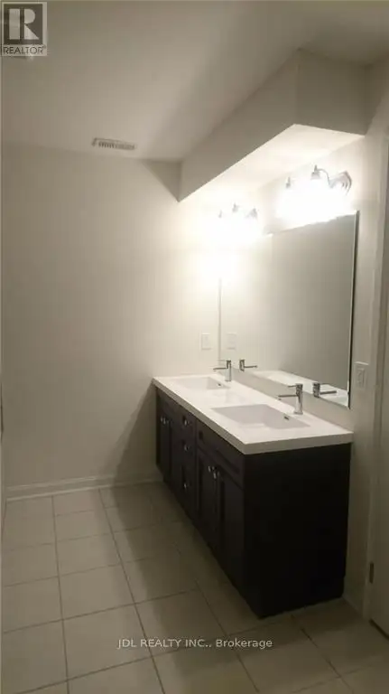 30 SARAH JACKSON CRESCENT Toronto (Downsview-Roding-CFB), Ontari | Long ...