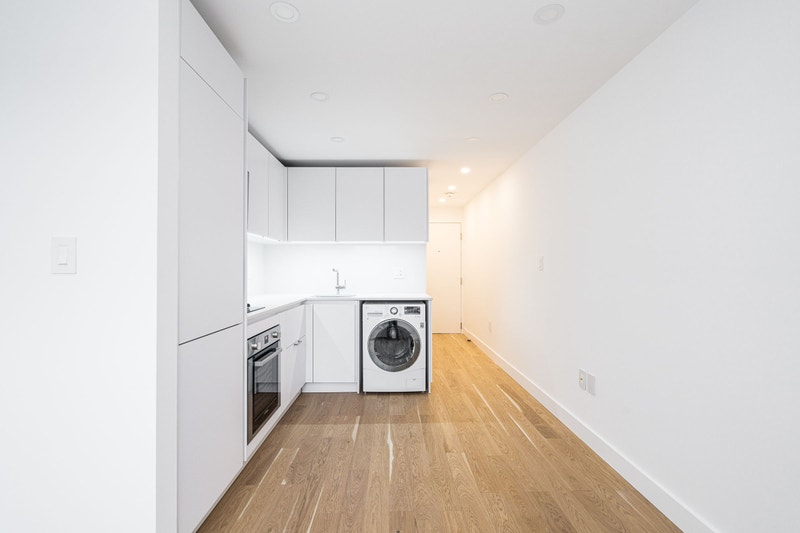 Renovated studio, Queen and Bathurst - ID 3570 | Long Term Rentals ...