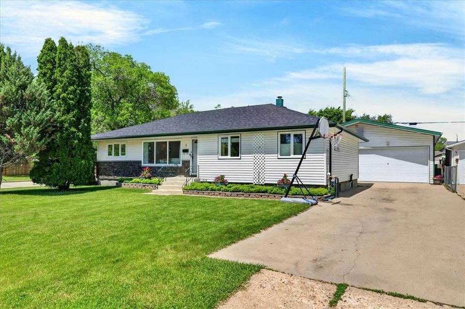 1 Blackberry Bay Winnipeg, Manitoba | Houses for Sale | Winnipeg | Free ...