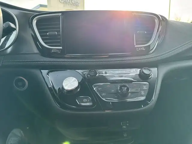 2026 Chrysler Pacifica Select | AWD | Rear Entertainment | Cars ...