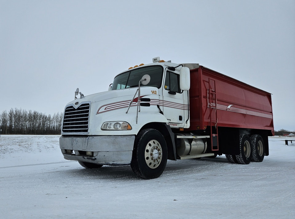 2002 Mack CX613 Vision Grain Truck | Heavy Trucks | Saskatoon | Free local classifieds - Kijiji