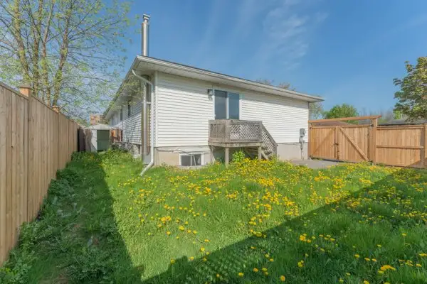 3 Bedroom Main Floor Unit– All Utilities & Parking Included – $2 | Long ...