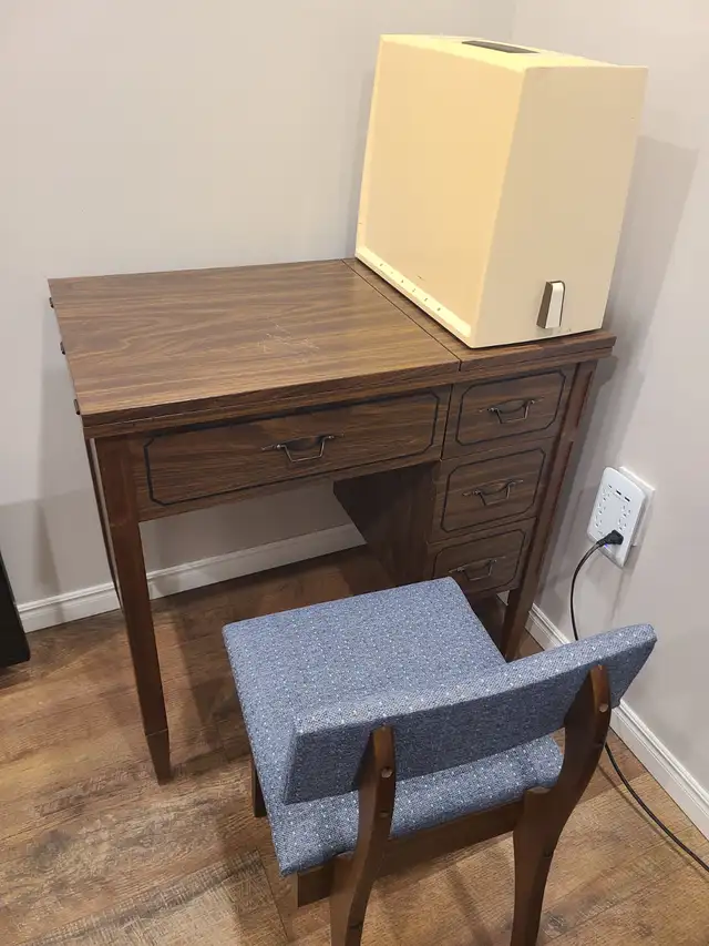 Bureau de couture Singer avec la Machine à coudre Singer Stylist ...