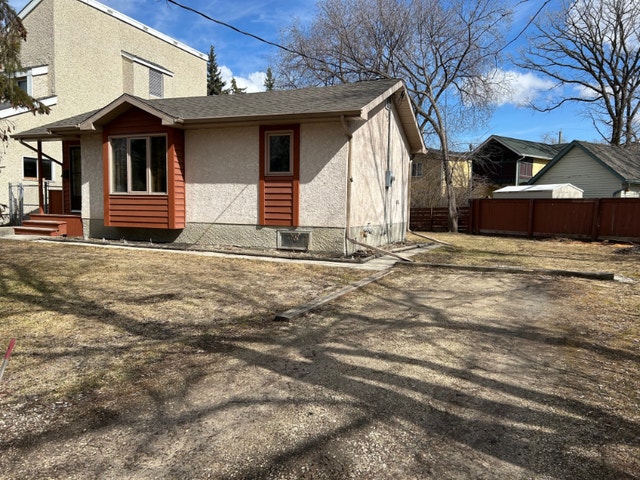 *RENTED* 1 Bed 1 Bath + Den House for Rent St Vital Huge Yard | Long ...
