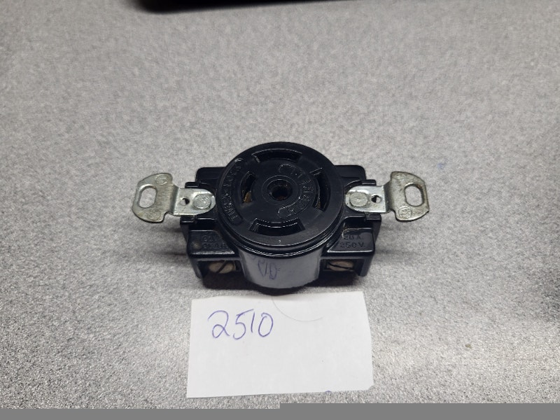 PRISE AFFLEURANTE À VERROU 20A 3PH 4P 5F 120/208V NOIR HBL2510 | Autre ...