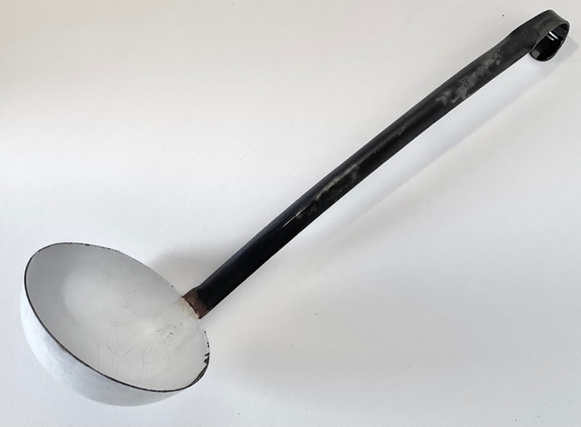 Antiquité Très ancienne louche Fer émaillé blanc ligné noir 2 | Art et ...