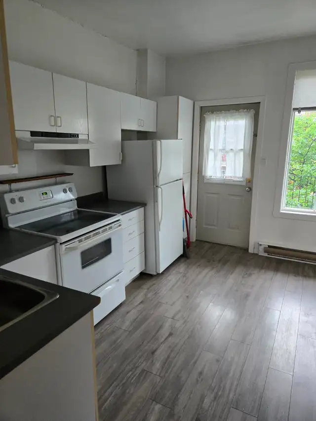 Beau 4 1/2 semi meublé proche Métro Verdun | Long Term Rentals | City ...