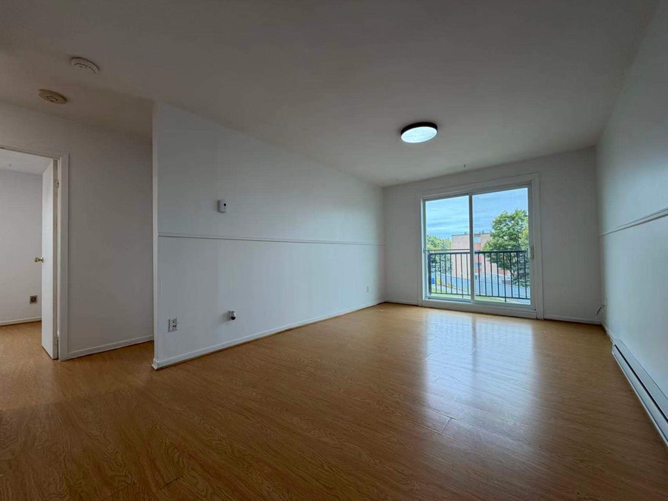 Apartment 5 1/2 available now - Longueuil - Perigny Street | Long Term Rentals | Longueuil ...