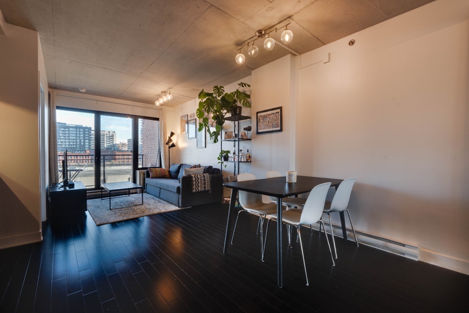 WOW! Magnifique 1 cac TOUT MEUBLÉ et balcon! | Long Term Rentals | City of Montréal | Free local ...