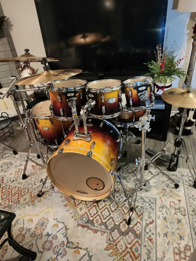 6 pc. Pearl Vision drums, hardware, maple snare, Sabian cymbals ...
