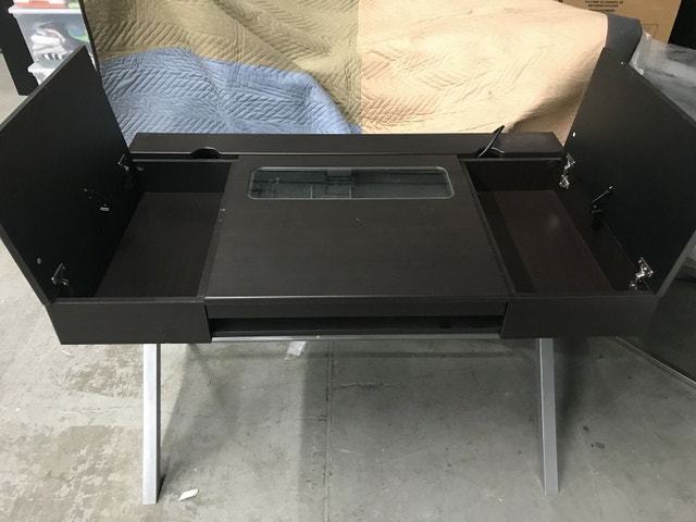 Office desk with plugin for computer | Desks | Calgary | Kijiji