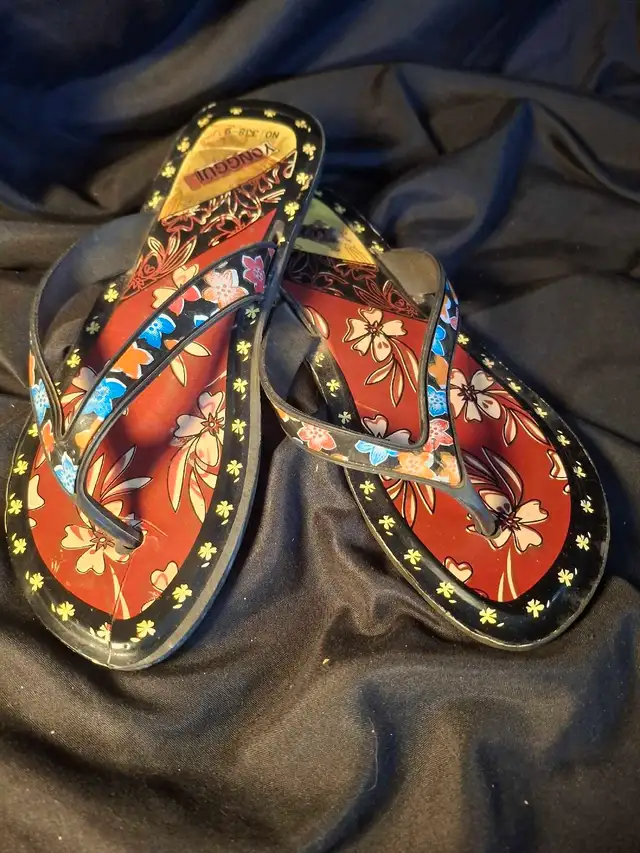 Rare ,YONGGUI vintage flip flops | Women's - Shoes | Winnipeg | Free ...