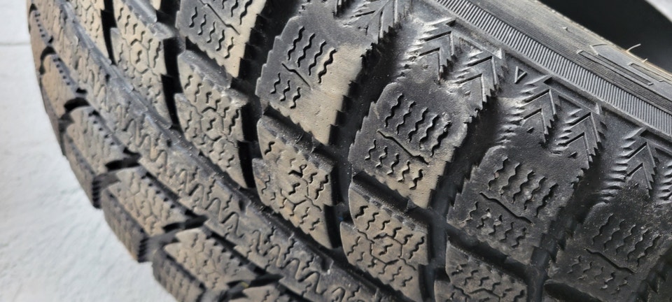 Three 225/60R17 TOYO Observe GS winter tires - good tread left | Tires ...