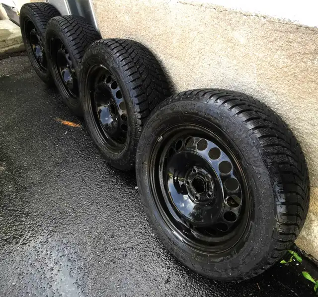4 Goodyear Ultra Grip Winter Tires 215/60R16 Excellent Condition ...