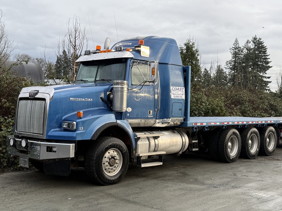 Flatbed truck tri drive with sleeper | Heavy Trucks | Abbotsford | Free ...