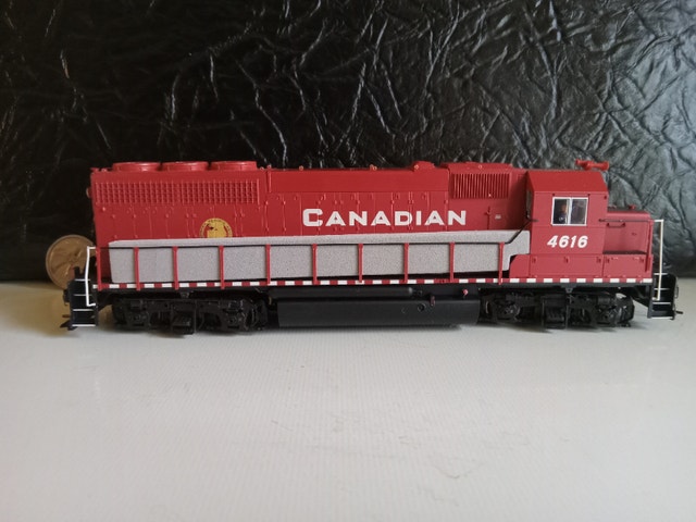 HO Railroad: locomotives, cars, caboose, model buildings, etc ...