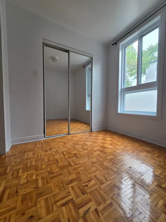 Grand 3½ ensoleillé avec cours arrière près du métro Jolicoeur | Long ...