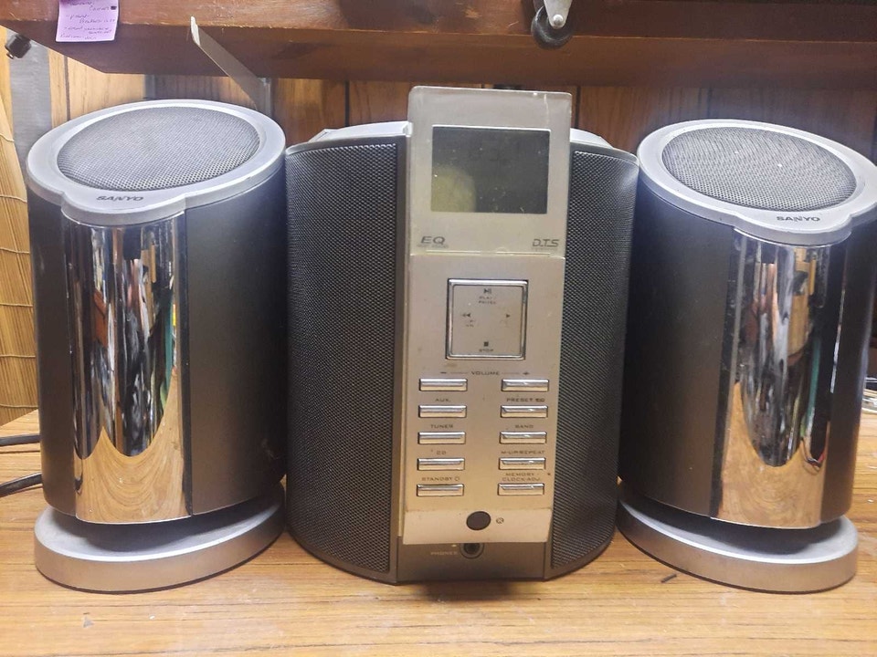 Sanyo single cd player with am fm radio clock tower like speaker ...